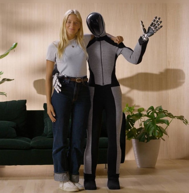 1x Presenta El Robot Neo Beta Un Ayudante Doméstico
